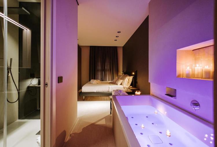 1 Notte in Suite con Vasca Idromassaggio e Accesso all'Area Relax Riservata per 2 persone